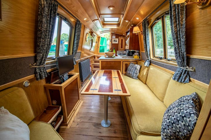 Kite, A Rural 2 Bed Houseboat Stay - Abergavenny