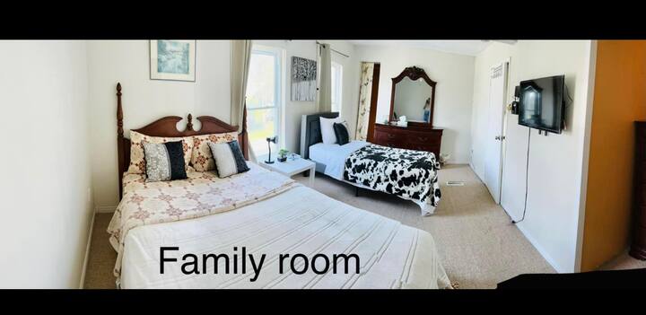 Private Bedroom, Family Of 4 - Niagara Falls