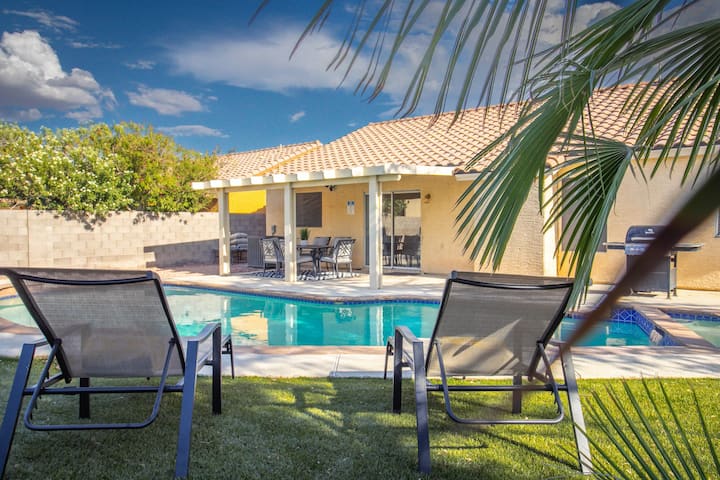 Stylish 4br Pool Home - North Las Vegas, NV