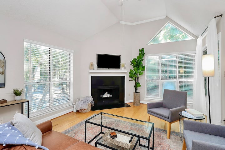 Modern Exec Condo | Fast Wifi Near Hospitals - Charlotte, NC