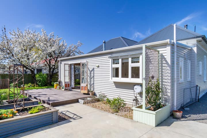 Charming 3-bedroom Retreat With Modern Comforts - Christchurch