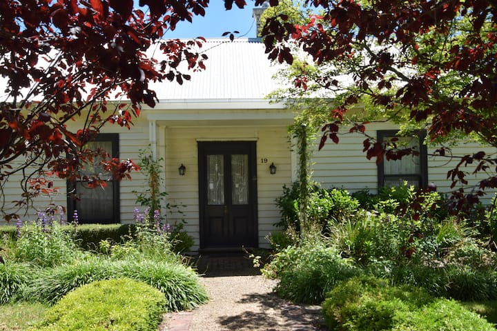 An 1860s Country House With Large Garden - Macedon