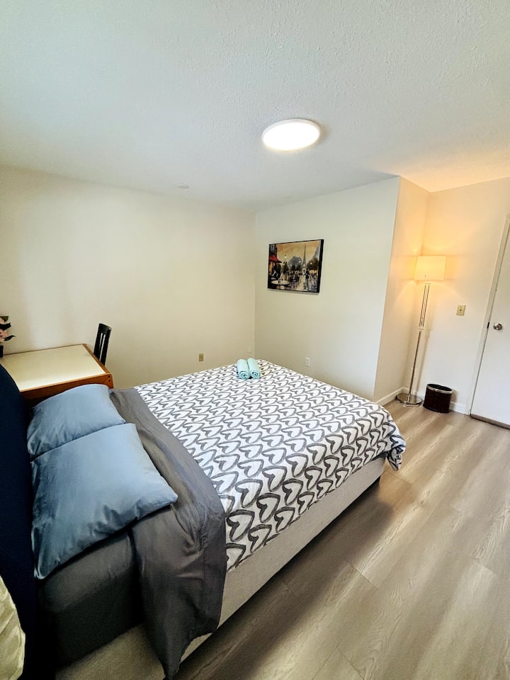 R1-huge Vip Queen Room Near Metro - Burnaby
