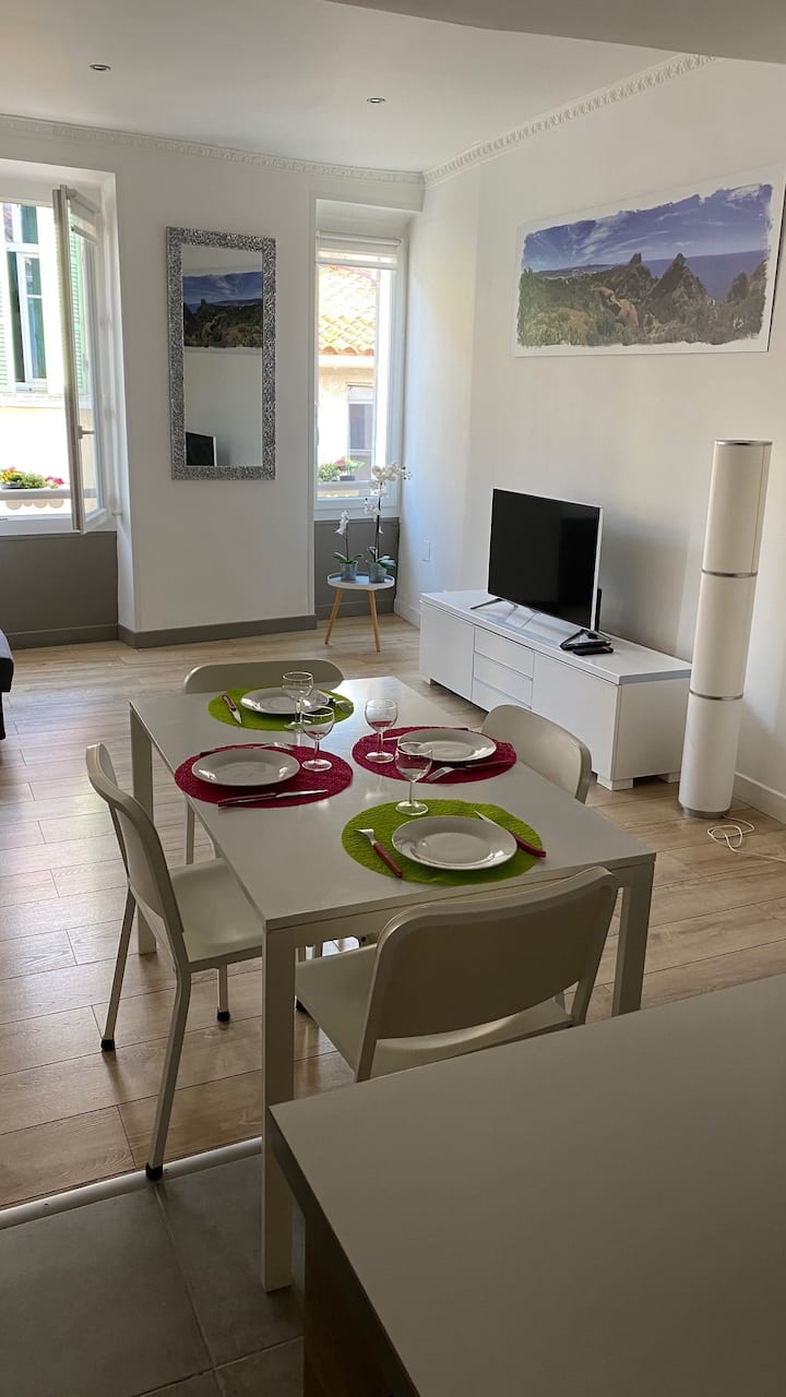 Spacieux T2 55m²/dernier éTage/central/clim/wifi - La Ciotat
