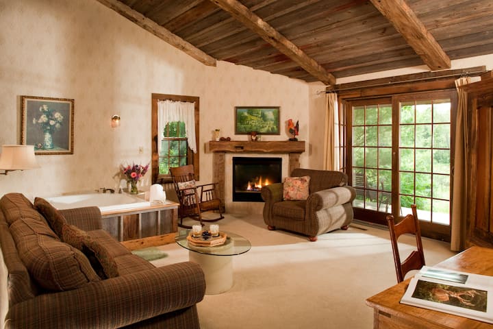 Chanticleer Cabins- The Hemlock Cabin - Sturgeon Bay, WI