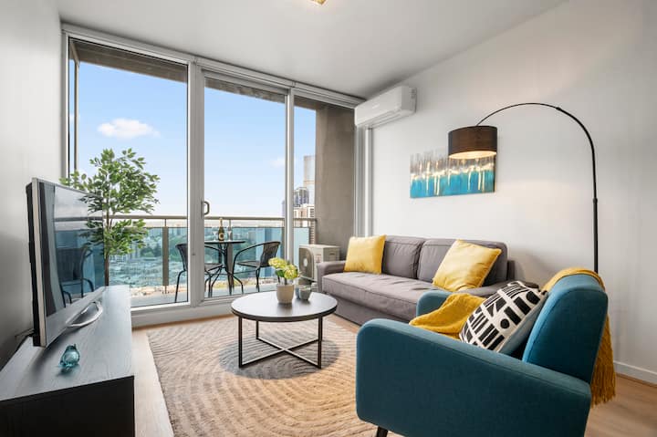 Live Luxe | Serene 2br Apt W/ Parking, Pool & Gym - Melbourne