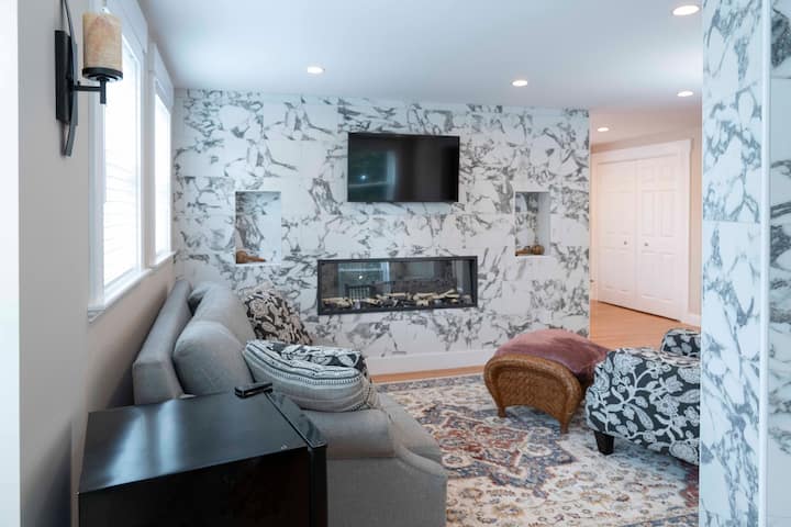 Treetop Hideaway Close To Boston/ 2 Bedrooms - Boston, MA