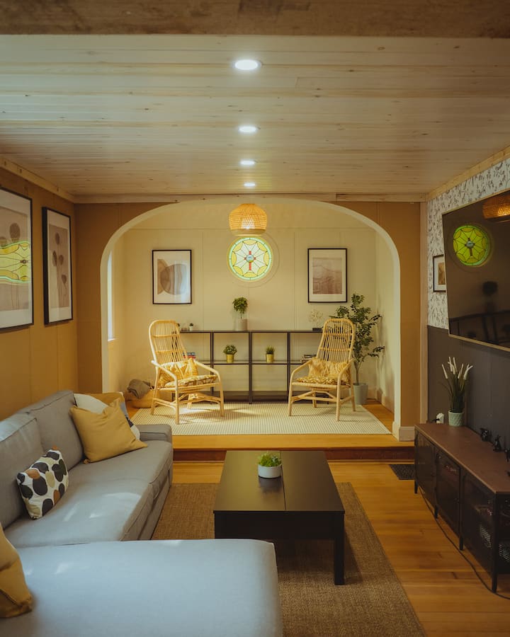 Renovated Historic 8-bed Retreat - Gimli
