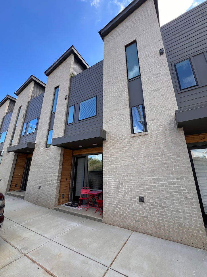 Quiet Townhouse Private Rooftop
Quick Walk Neyland - Knoxville, TN