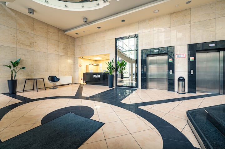 City Center Apt - Parking, Balcony, Workspace, Ac - Wrocław