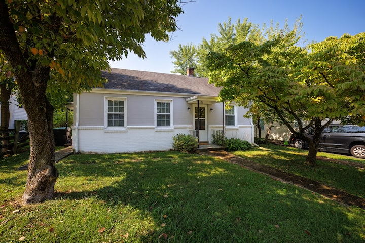 Charming Downtown Parkside Cottage - Charlottesville, VA