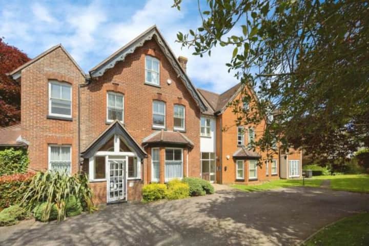 Lovely 2-bed Flat With Parking - Canterbury