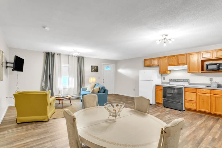 Large 1 Bedroom Apartment - Quabbin Reservoir, Belchertown