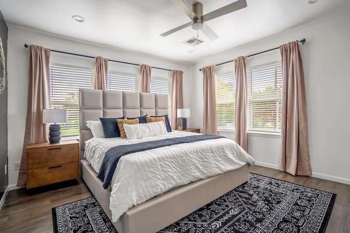 Spacious Apartment With Gated Parking Near Med Ctr - Houston, TX