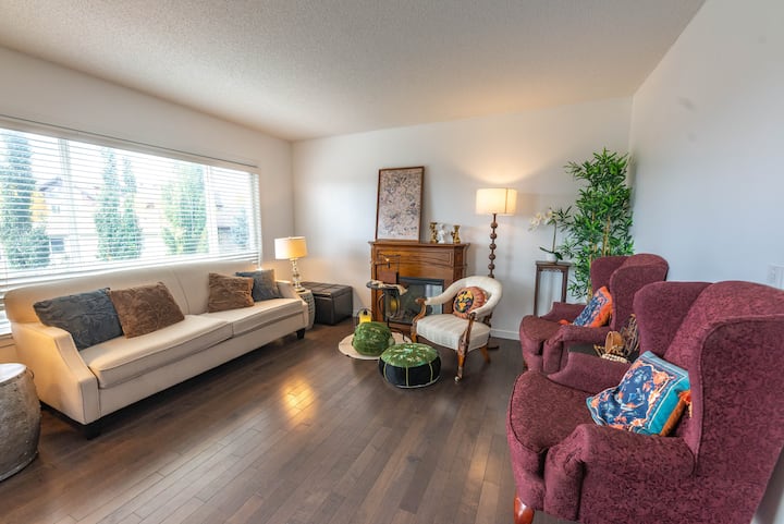 Spacious 4 Bedroom For Family Trip & Hot Tub - Cochrane