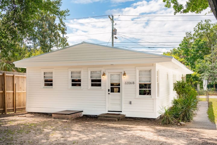 Hemingway Cottage At The Starlight Motor Inn - North Charleston, SC