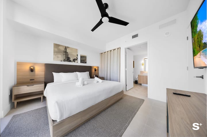 Stylish 1-bd Condo | City Views - Miami, FL