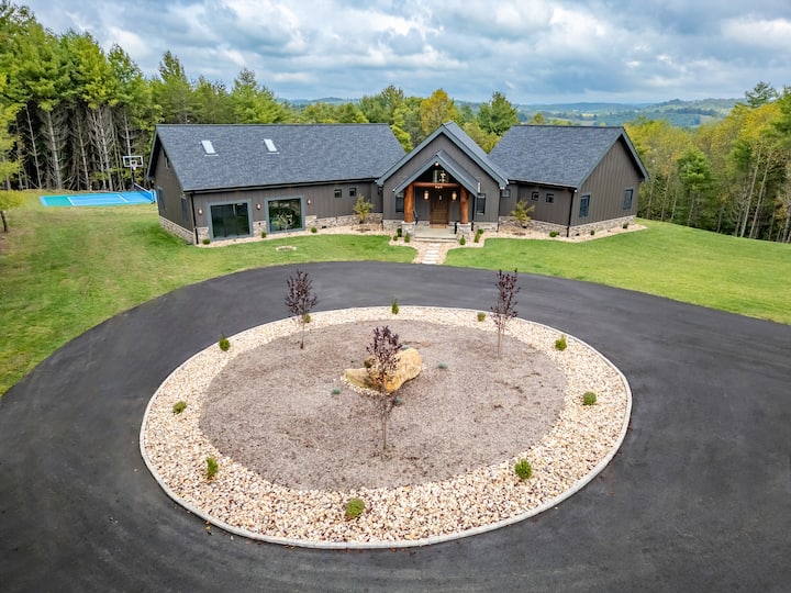 Pickleball Lodge / Hot Tub + Fire Pit (Sleeps 10) - Floyd, VA