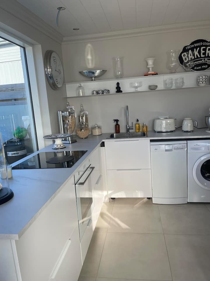 1 Bedroom Apartment In Garage - Reykjavík