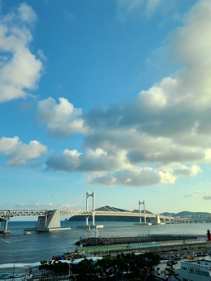 광안리 오션뷰
빌라드브릿지 다이아몬드룸 
(기준3인,최대9인 기준인원 초과금 현장결제) - Busan