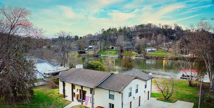 Breathtaking Riverfront Home Near Utk - Knoxville, TN