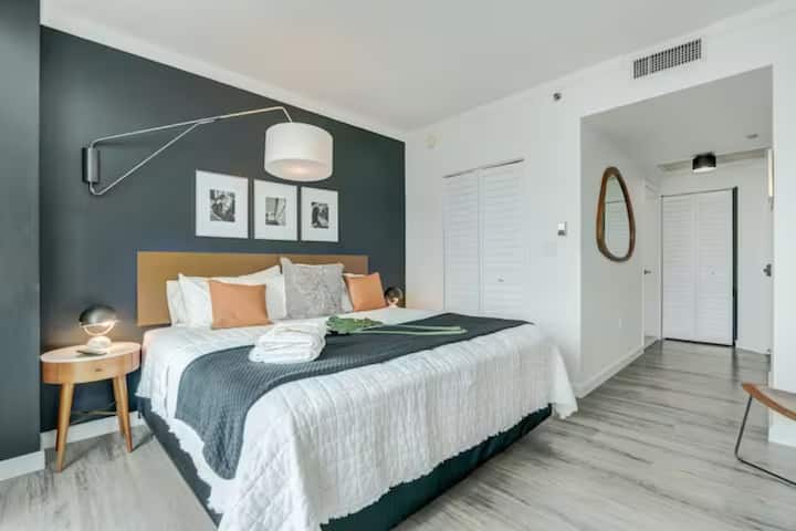 Private Room, Bay View Balcony. Pool, Free Parking - Miami, FL