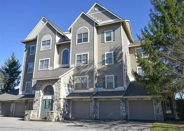 Ski-in Ski-out Condo W/hot Tub - Seven Springs, PA