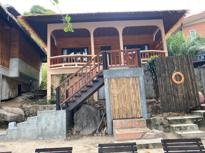 Family Beachfront Bungalow - 龜島