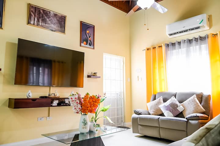 Lavue - Mobay King Bed Flat W/ Airport & Sea View - Montego Bay