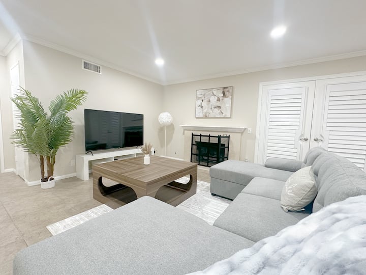 Newly Remodeled Home 9 Mins To Disneyland Sleep 19 - Orange, CA