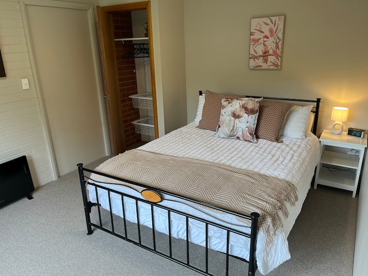 Stylish Sandy Bay Getaway - Hobart