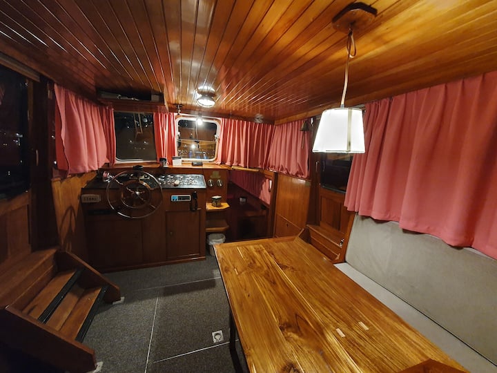 "Kalle" Schönes Motorboot Als Kleine Ferienwohnung - Bremen