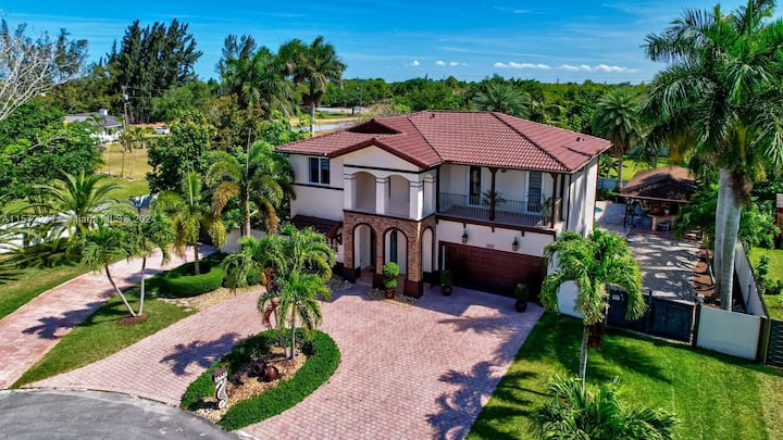 Renaissances Ranches Pool House - Cutler Bay, FL