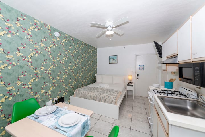 Studio With Beach Amenities Included And Pool - Miami Beach, FL