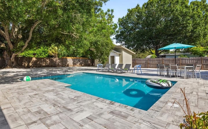 The Pink Pineapple - Your Cozy Sarasota Home - Siesta Key, FL
