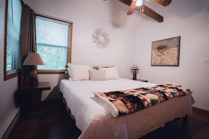 Awe-inspiring Views, Fireplace, Patio & King Bed! - Blairsville, GA