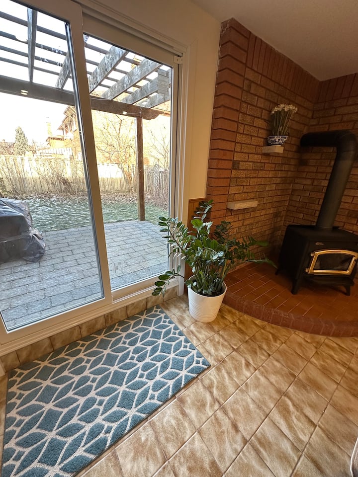 Homeaway Private Spacious  Apt W/fenced Backyard! - Toronto