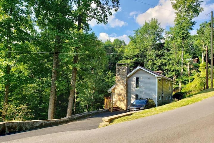 Chalet W/ Hot Tub Near Gatlinburg On Ski Mtn - Gatlinburg, TN