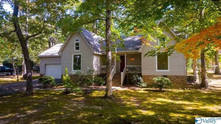 Charming Corner Cottage - Wills Creek Winery, Attalla