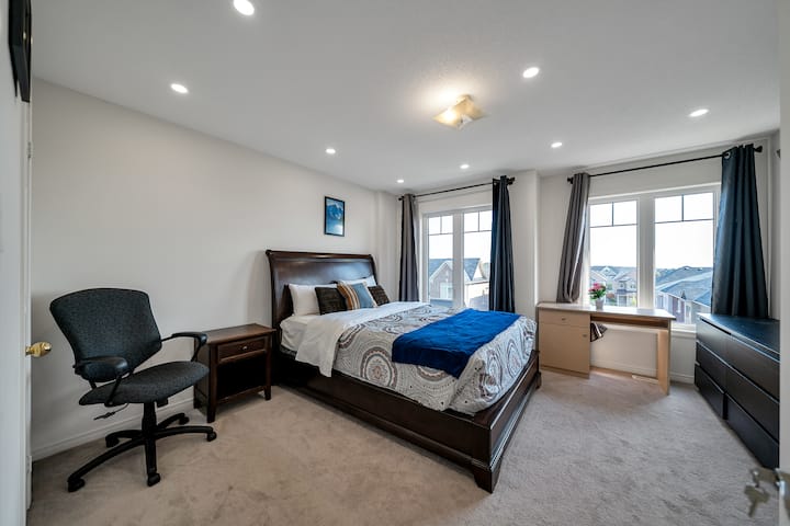 Elegant_master1bedroomajaxcasino - Pickering