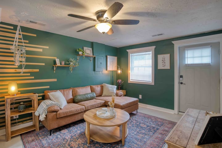 Castle Steet Retreat - The Rustic Whiskey - Wilmington, NC