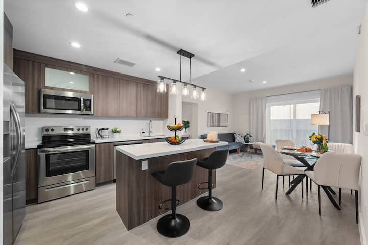 Stylish Condo | Walk To Dining + 5 Min To Beach - Hollywood, FL