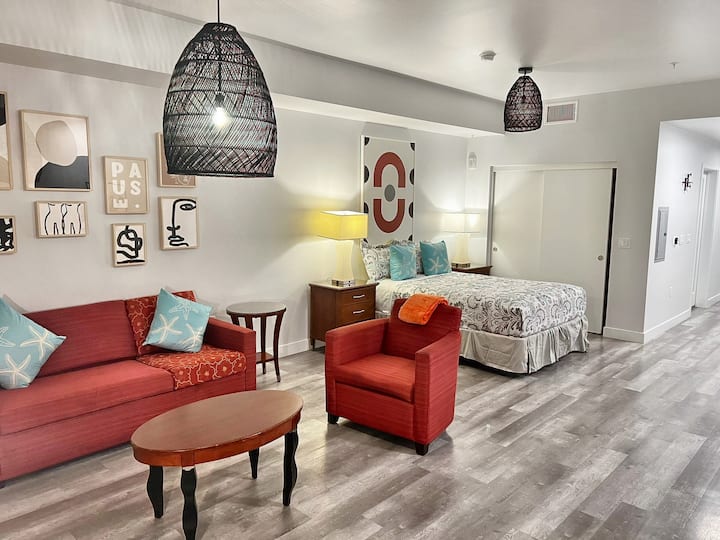 Hip Melrose Apt ฬ/ R໐໐ft໐p & 𝗙𝗿𝗲𝗲 Parking - Los Angeles, CA