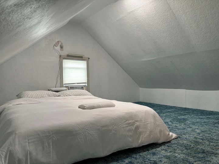 Room In Attic. - Binghamton, NY