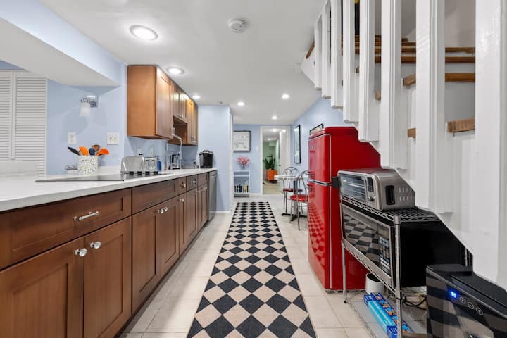 Irving Inn: Cute 2br Near Metro W/ Free Parking - Washington, D.C.