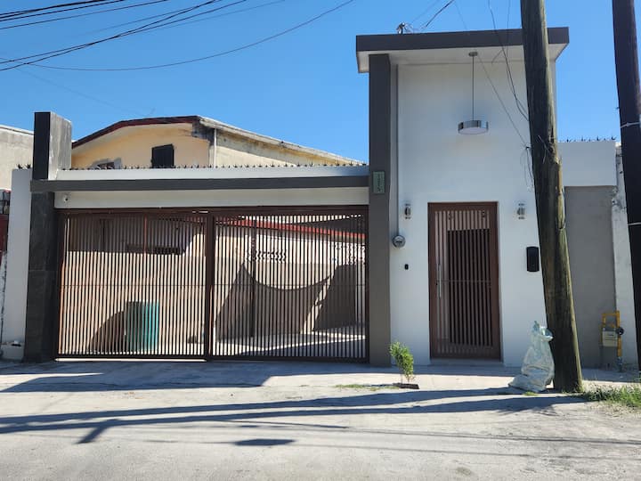 Casa Una Planta Con Cochera En Zona Tec - Monterrey