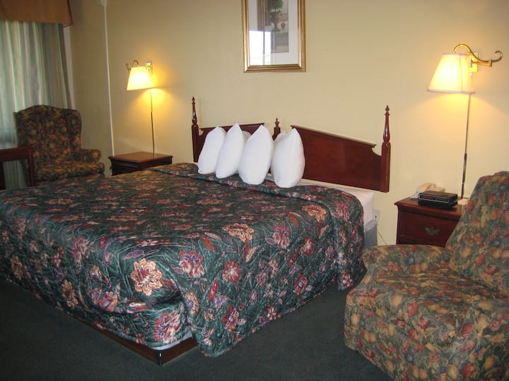 2 Full Beds & 1 Queen Bed | Royal Holiday Motel - Gallup, NM