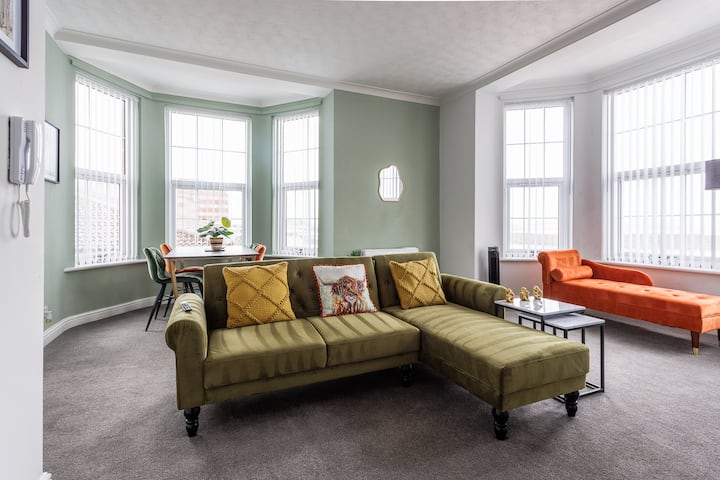 Spacious Marina-view Apartment | Ideal Location - Hartlepool