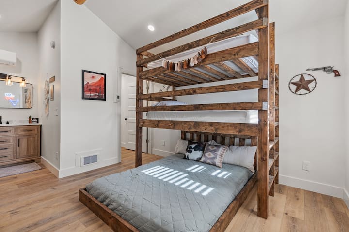 #3 Wild West Cabin! Newly Remodeled! Ac! Sleeps 4! - Bear Lake