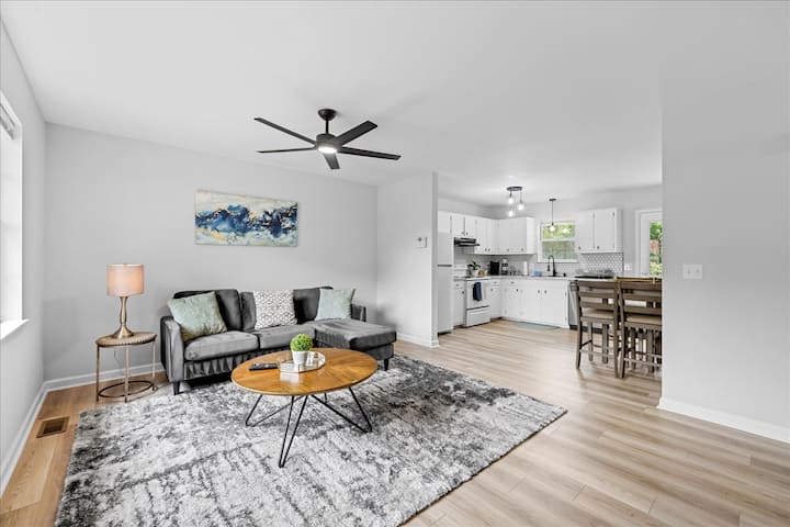 Central Charm: Cozy Burlington Getaway For 6 - Elon University, Elon